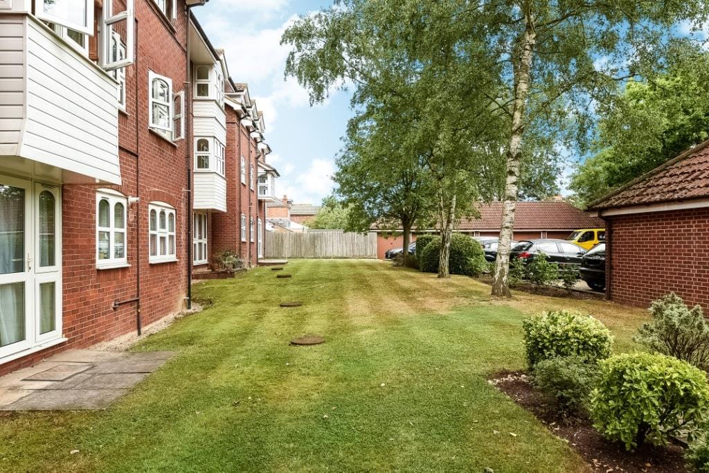2 bed flat for sale in Harrow View, Harrow | Woodward Estate Agents